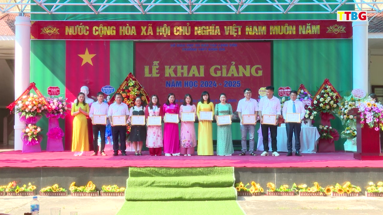 Chủ tịch Ủy Ban nhân dân huyện dự lễ khai giảng tại trường Trung học phổ thông Bình Gia.